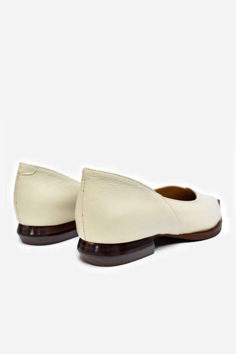 Scarpin Off-White Couro Salto Baixo Bico Fino Recortes Forro Couro