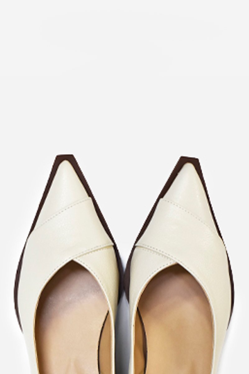 Scarpin Off-White Couro Salto Baixo Bico Fino Recortes Forro Couro